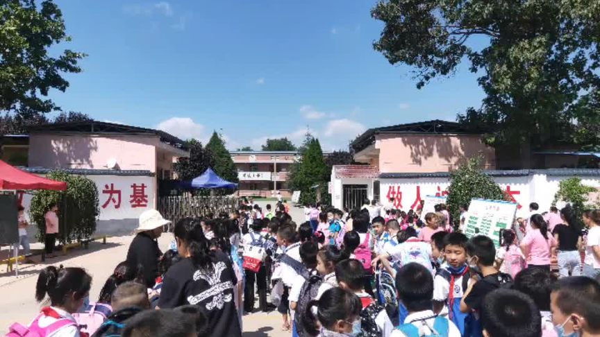 开学啦!学生们排队兴高采烈地走进校园