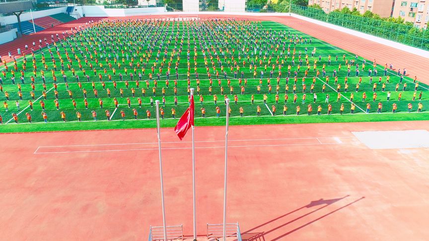 航拍学校升国旗,场面犹如千军万马,振奋心扉