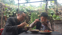 两兄弟吃狗肉,用农村铁锅爆炒,麻辣鲜香很馋人,大哥:这菜费饭