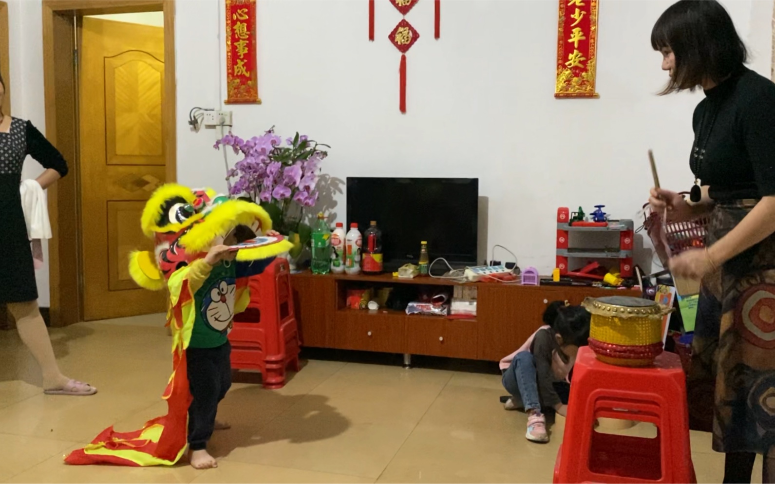 广东小孩拜年舞狮逗利是