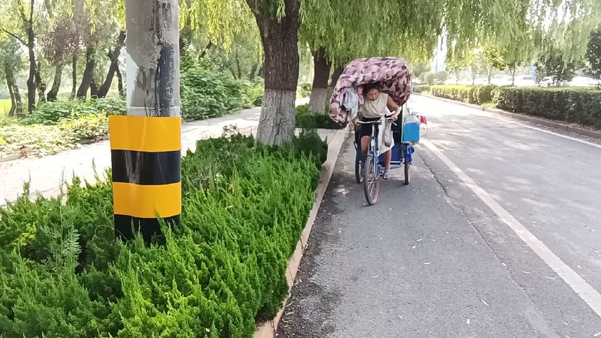 太喜欢这辆人力三轮车,太漂亮,女子长途骑行在路上