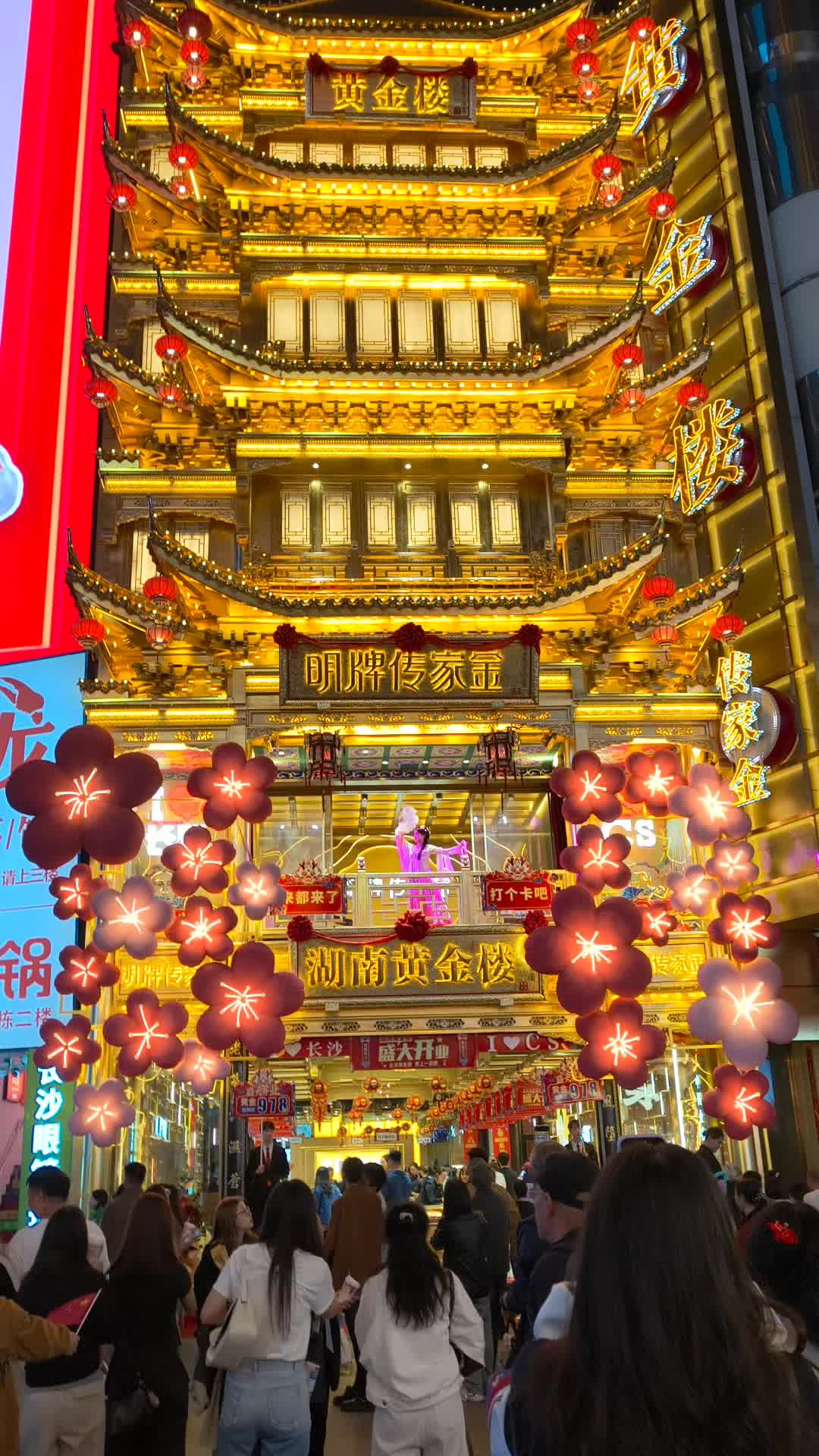 ...隐藏的拍照神地,极简线条搭配耀眼金色,随便凹造型都能刷爆朋友圈～