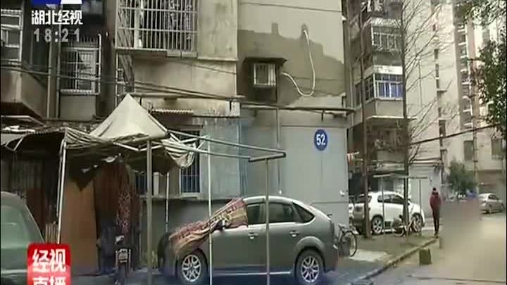 外墙搭起脚手架 居民担心春节安全隐患