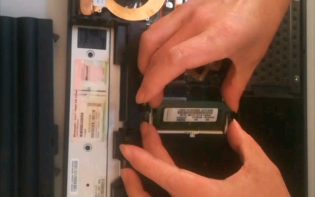 更换笔记本硬盘,和内存的流程!