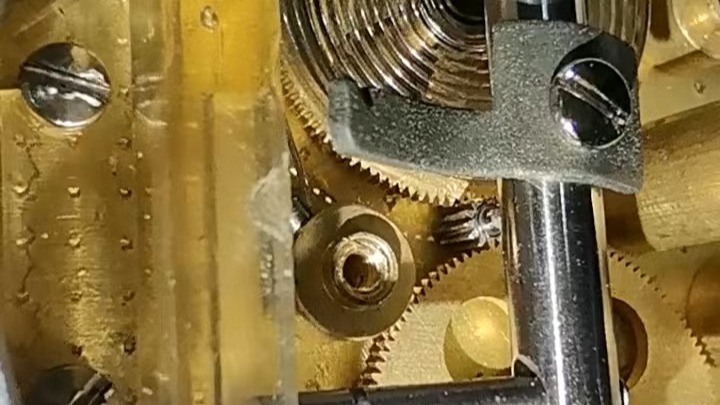 百分表的内部结构机械传动部分直观清晰展示,盖板和弹簧拆掉了,第...