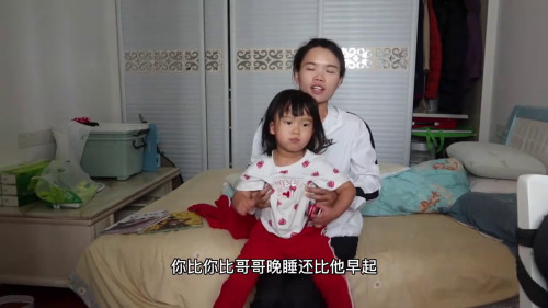 妈妈买便宜鞋子,导致鱼米兄妹脚臭脱皮,还甩锅给爸爸,太气人了