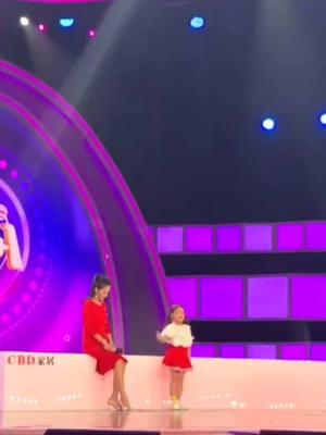 小李悟上央视《非常6+1》的大舞台,现场与主持人和评委们互动,反应...