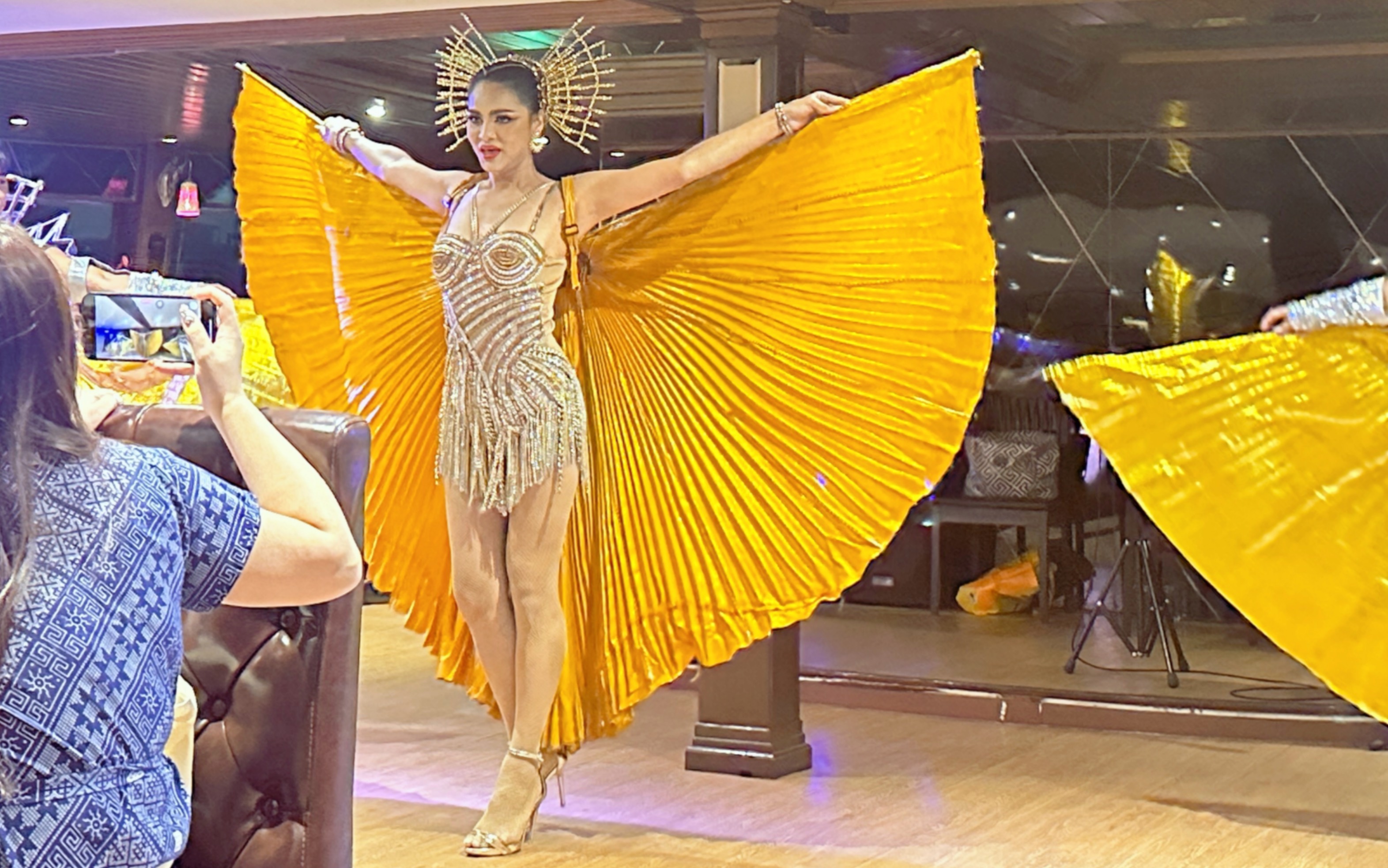 泰国曼谷公主号游轮 性感人妖舞蹈表演,太辣啦!