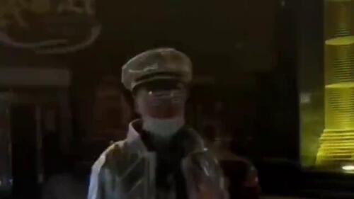 保定一娱乐场所保安火了,身上的制服自带灯光,自称是来自太空的管理者!