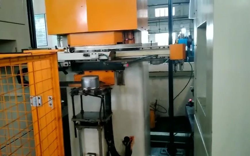 机械手与压机进行配合,可以实现1分钟冲压多个产品