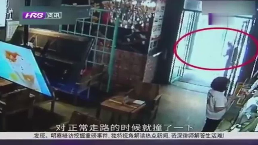 女子取餐回家,撞上店家玻璃门,玻璃门碎一地,女子鼻子差点没了