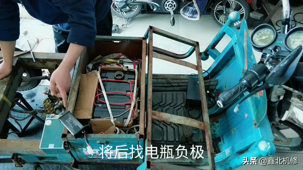 电动车后加一块电瓶提速连接方法,只需换充电器就可以。