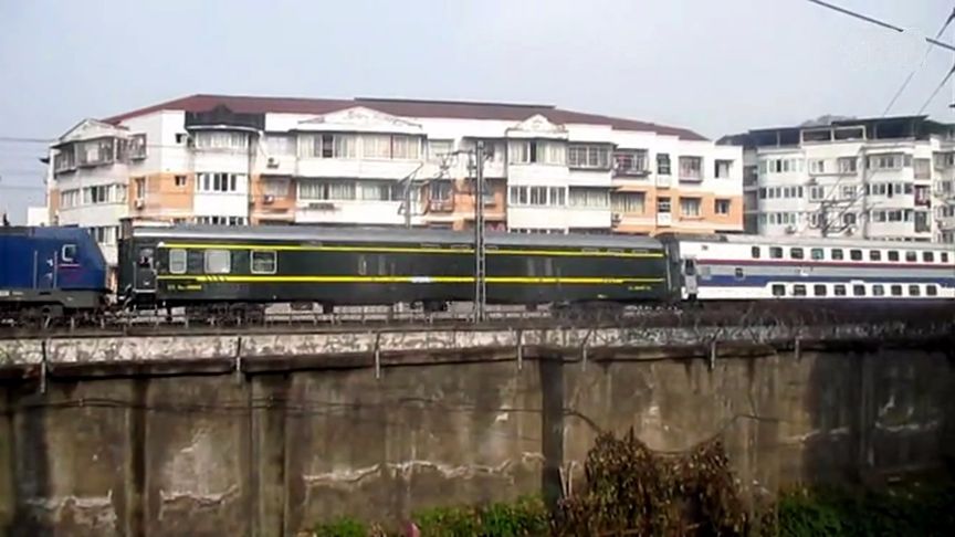 巴中到成都的双层火车 HXD3C牵引K9415次出南充站