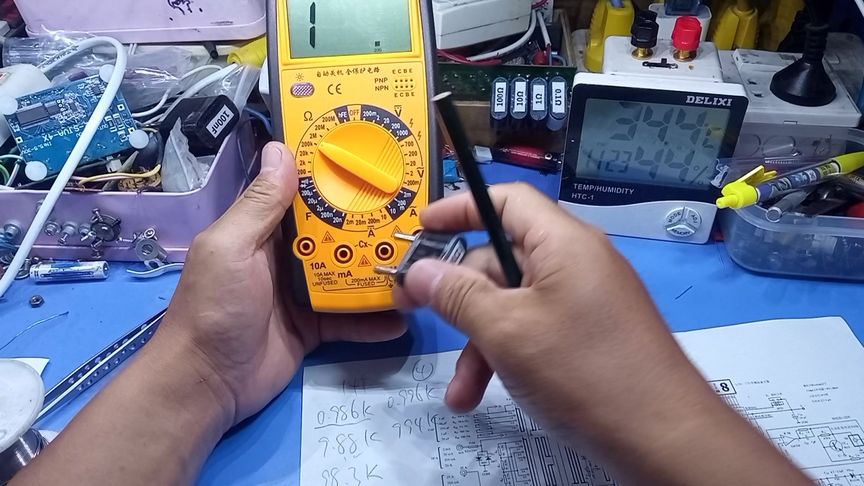 DT9205万用表如何提高改善电阻档精度!#万用表校准 #电工 #电路
