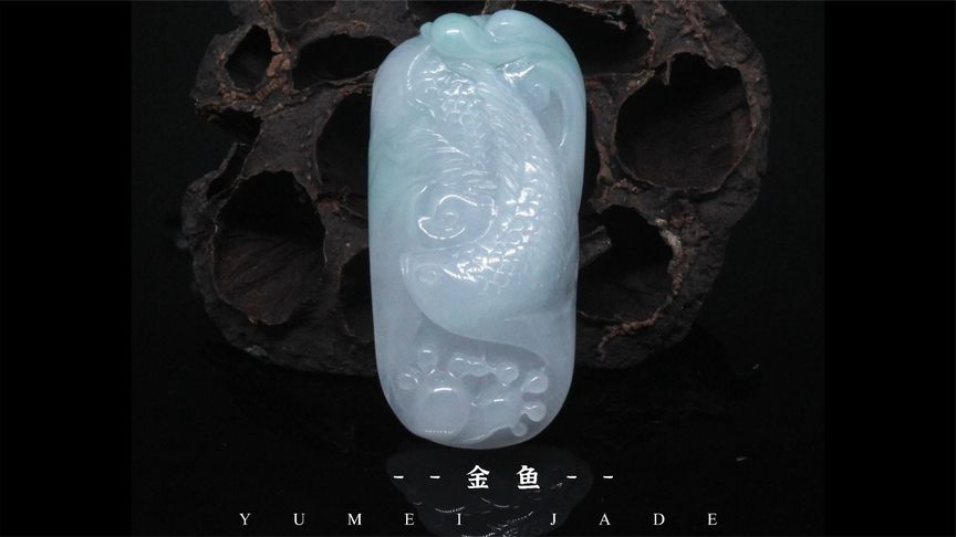 翡翠上雕刻的吉祥图案生动逼真多种多样素材等表现祈求福寿吉祥。