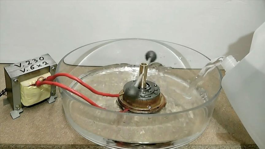 不可思议的科学实验,水通电后神奇的现象发生了,什么原理?