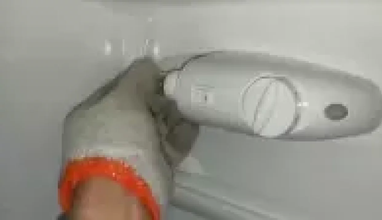 新飞冰箱老款灯泡更换视频