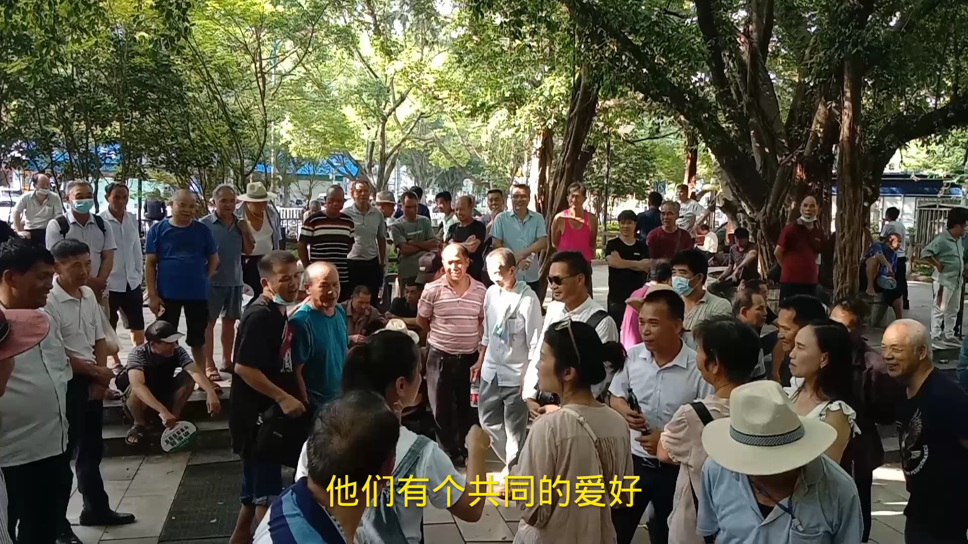 鱼峰山群众自发广场,爱唱山歌者用桂柳方言唱歌,却总能吸引游人