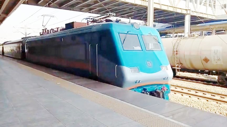 全程11小时山海关开往丹东 K7591次列车中途进盘锦站停靠