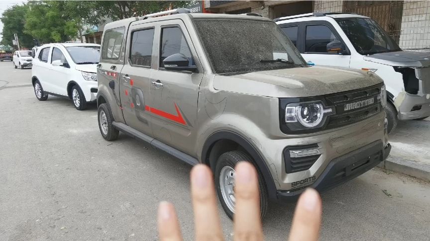 太阳能发电,能加油,能充电的封闭皮卡车,拉人拉货高配车,包送