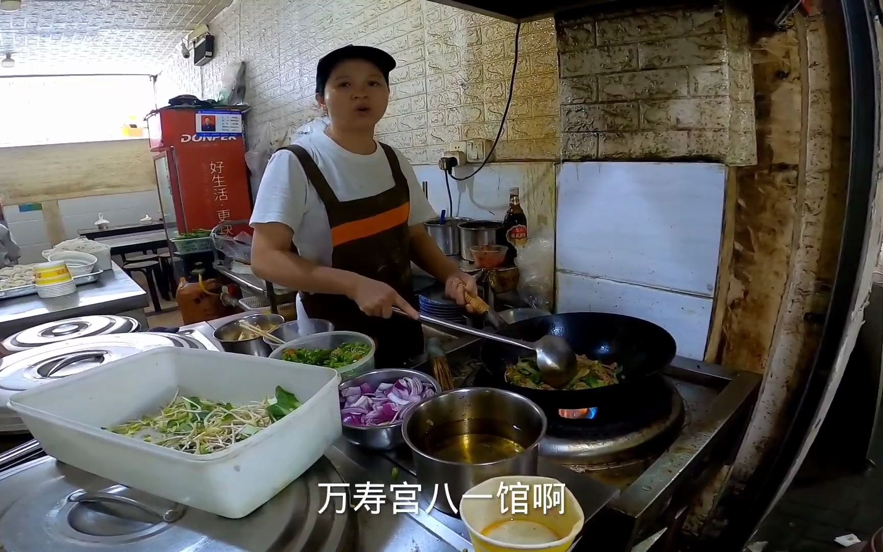 南昌夜晚最有烟火气的一条街,这里美食非常多,买东西都要排队。