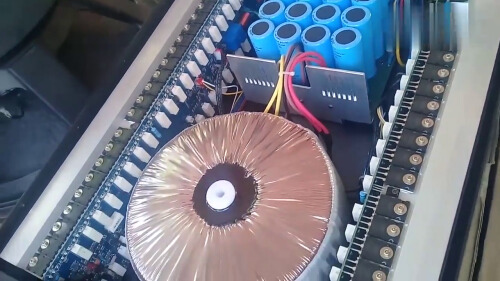 功率放大器的内部样子,里面有很多的电容