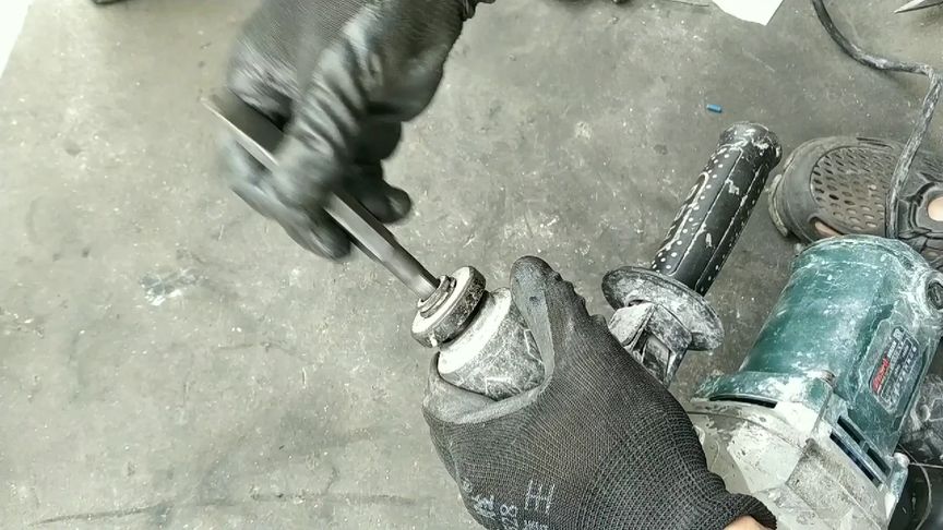 有网友问电锤卡不住钻头和钻头摆动怎么办,工具哥来告教你处理