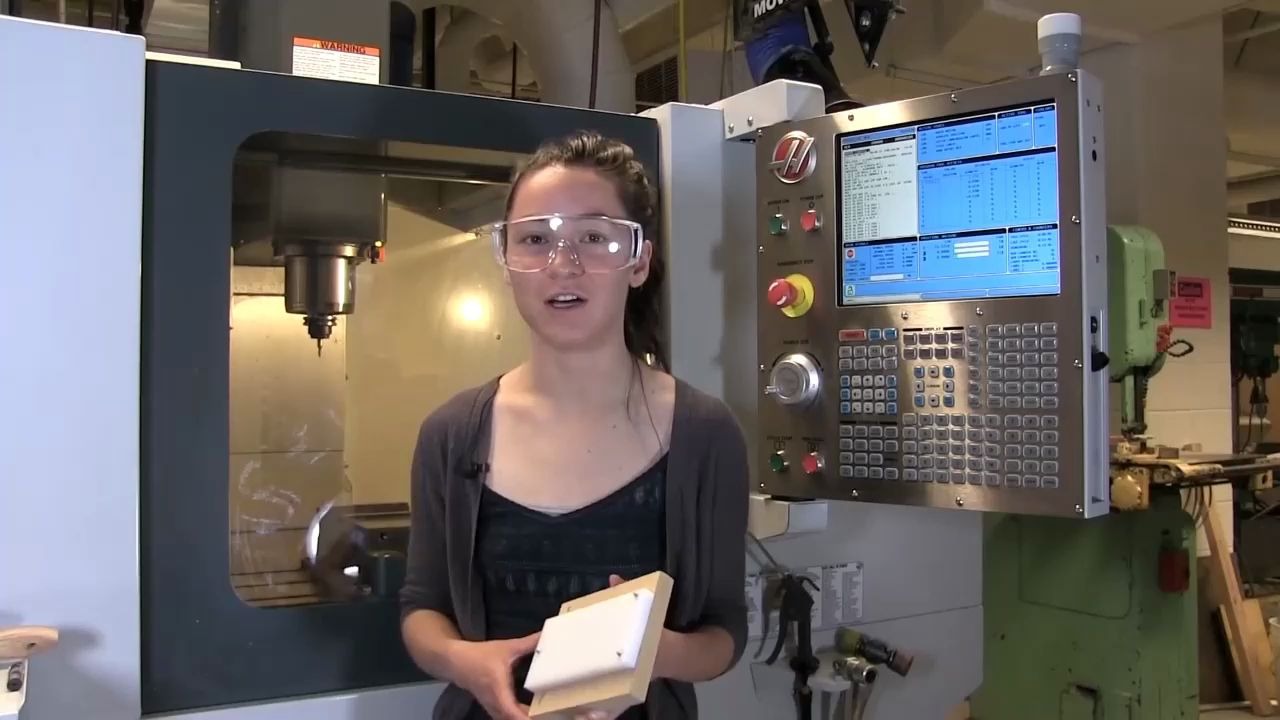 外国美女介绍CNC数控机床的基本操作流程,你能听懂吗