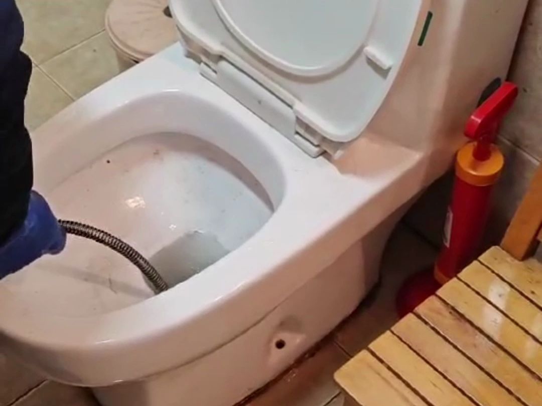 绵阳游仙区芙蓉金城疏通马桶#游仙中学附近厕所疏通#地漏里有钢丝球...