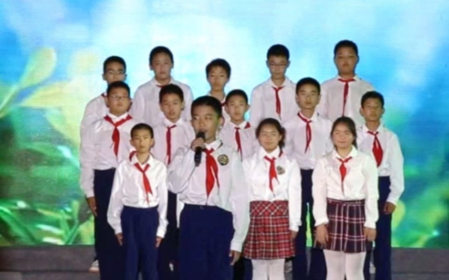 回忆一下小学毕业典礼的表演