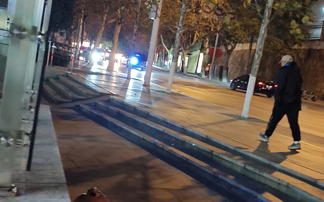 送餐日记美团众包:晚上11点接到一个美团的订单,但骑手到店里的时候...