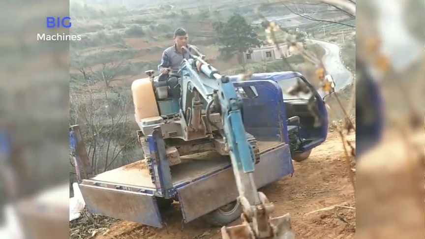 微型挖掘机不求人自己上农用三轮车,小伙这技术真不是盖的