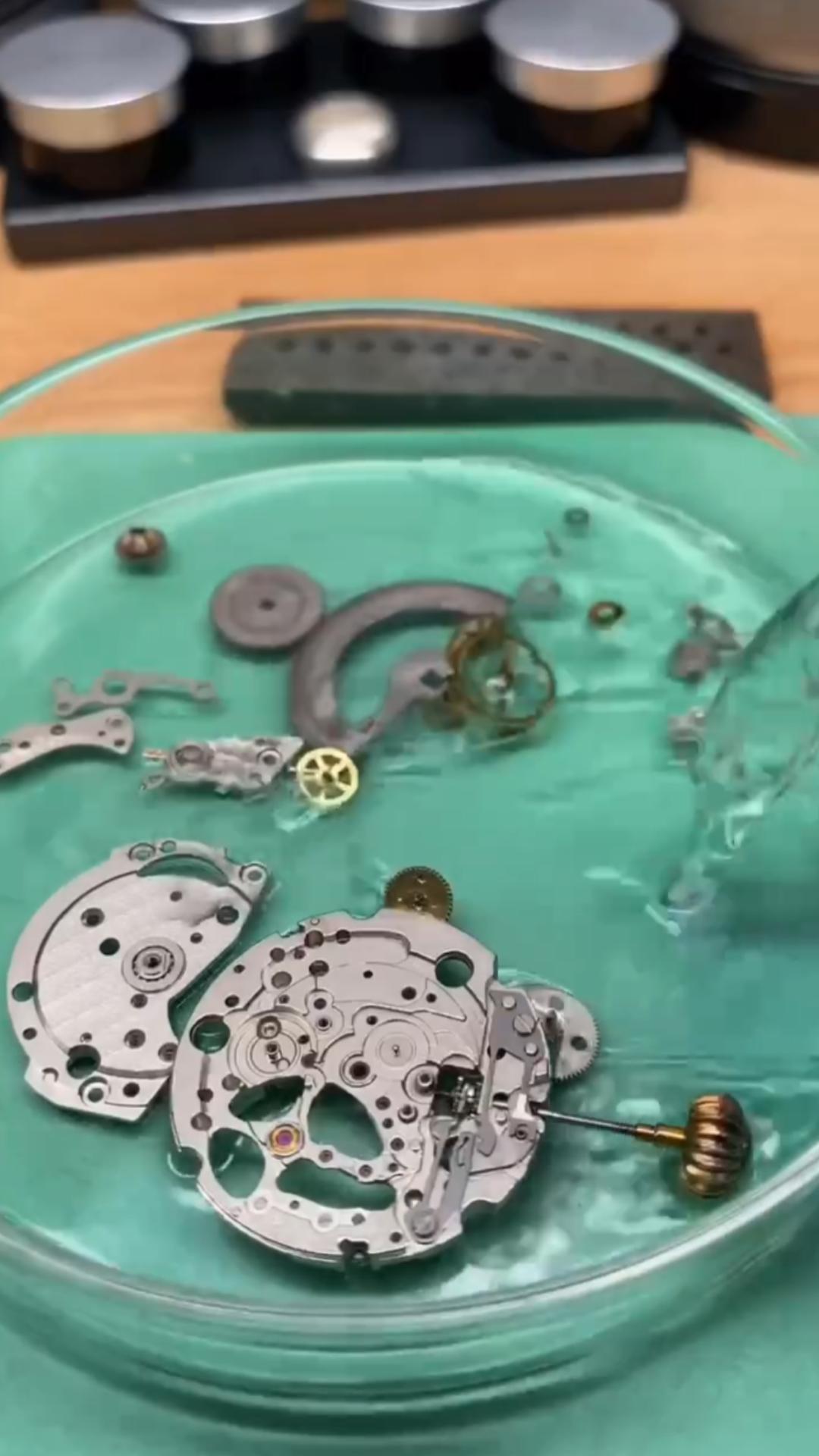 你心爱的机械腕表,就是这样保养跟.