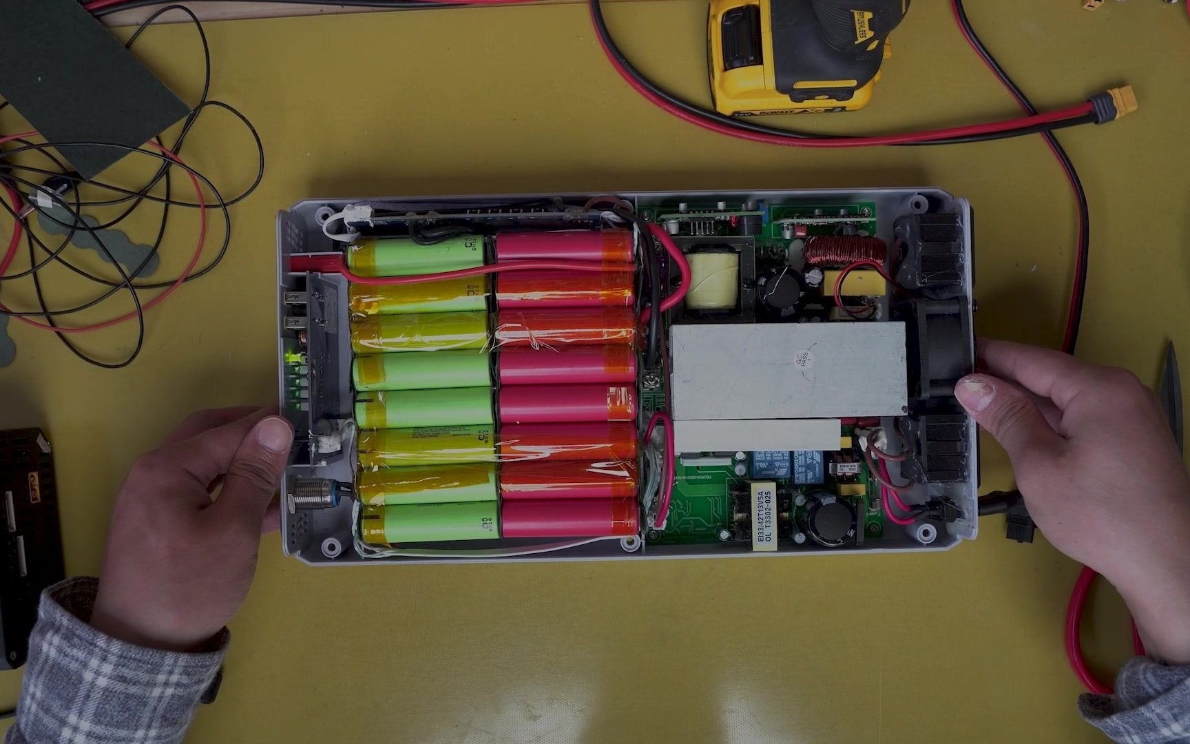 户外逆变器220V一体多功能电源拆机维修更换电池 没想到内部这么...