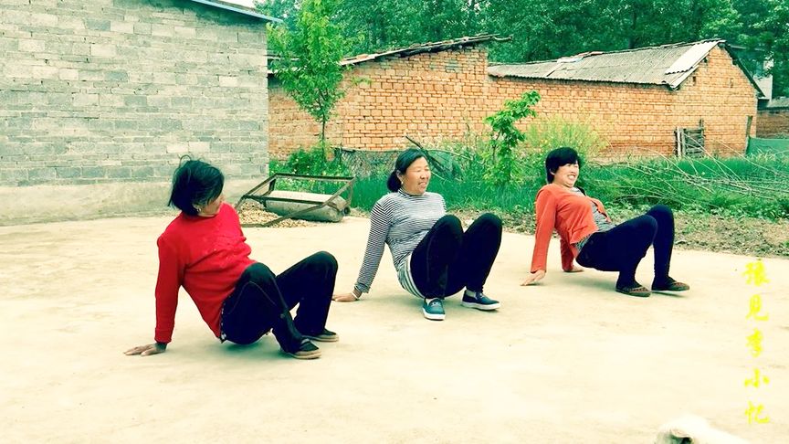 河南农村仨农民比赛簸簸箕,谁能夺得桂冠?笑死个人