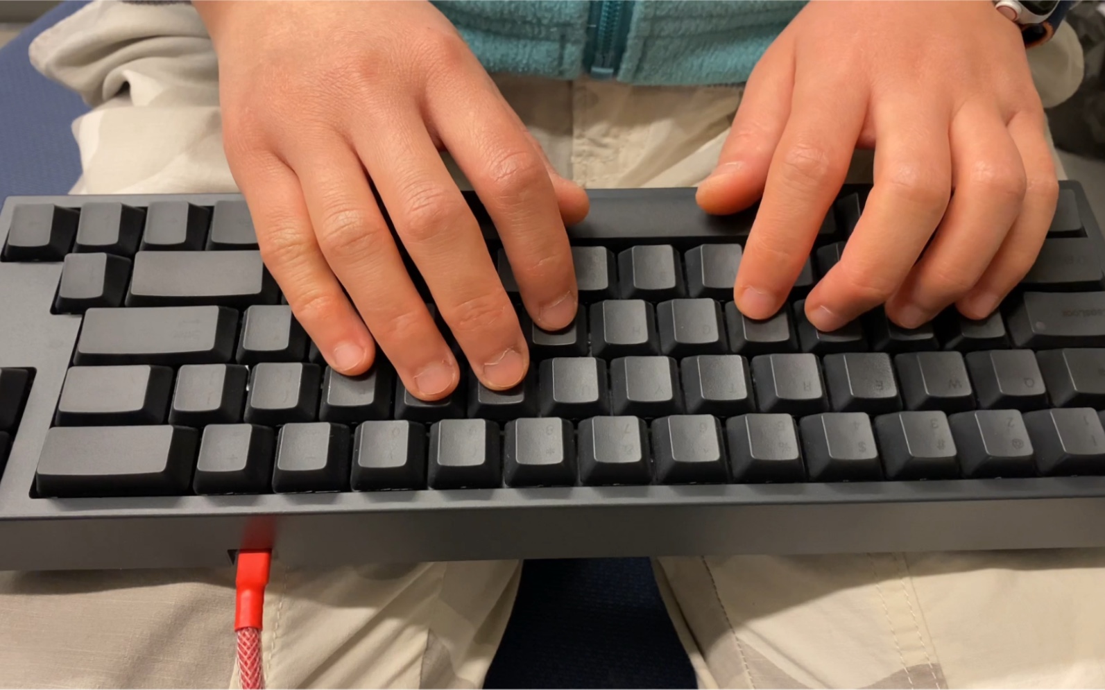 还是在腿上打字最轻松。不过,我希望有一把长条椅,能放下更多东西在...