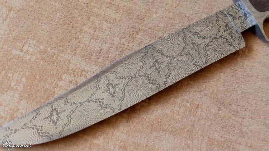 老铁匠使用新工艺打造古老花纹匕首