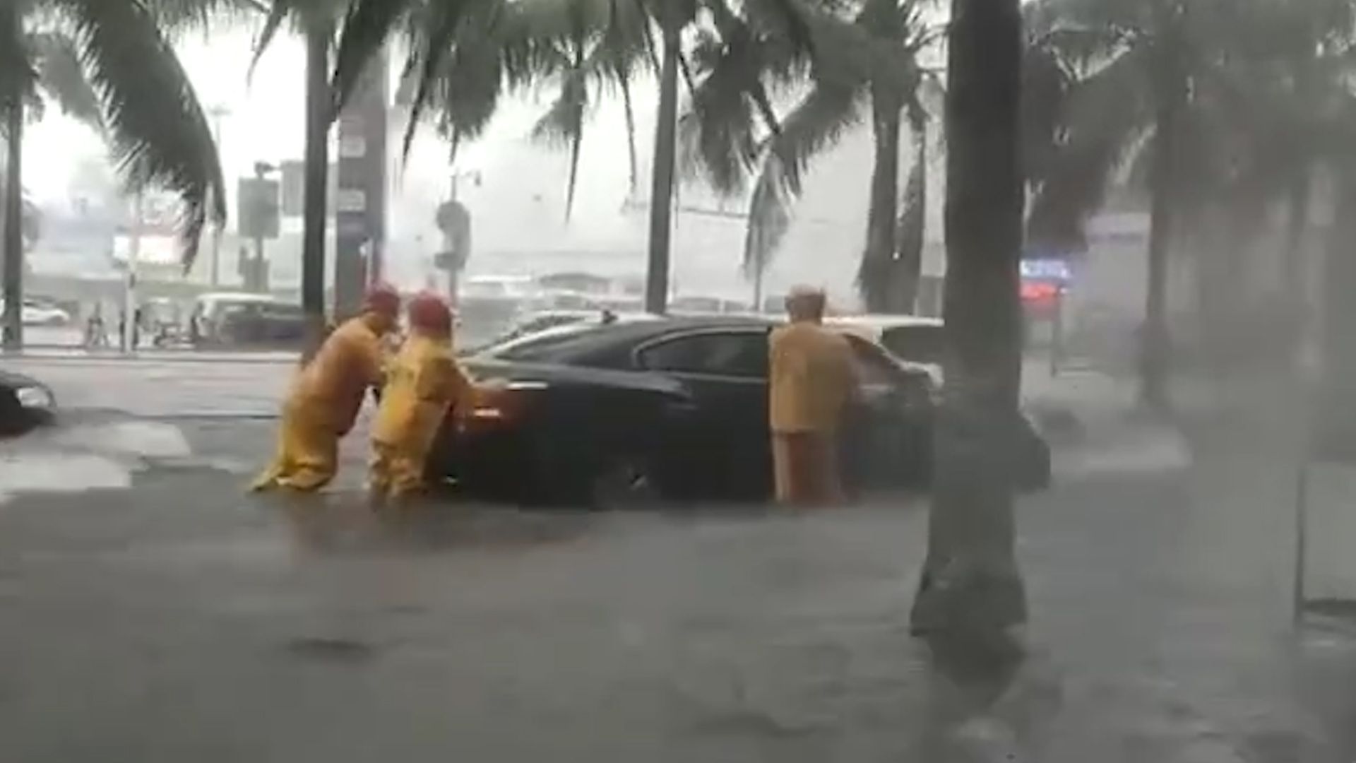 台风"马鞍"致海口暴雨:街道内涝汽车抛锚 排水中心人员全力强排