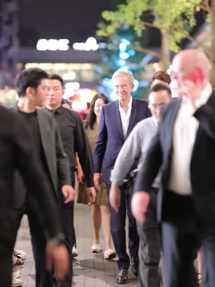 第一次离世界首富这么近,赞者皆爆富~