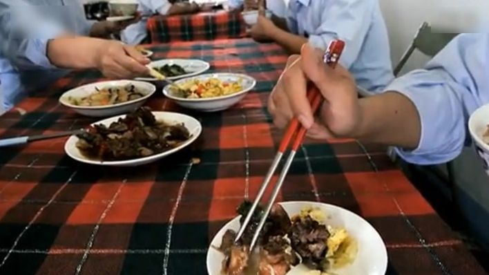 这才是筷子的正确拿法，它是中国独有的餐具，你的筷子拿对了吗