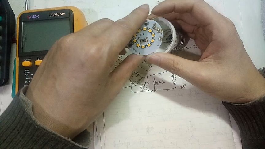修一个LED节能灯,计算功率好象才一半多,事实上是