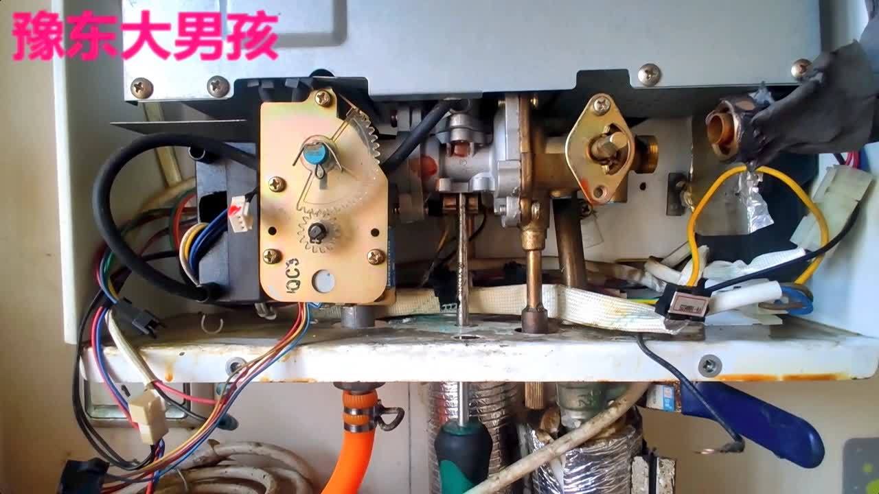燃气热水器漏水打不着火,其实只需要换个小.