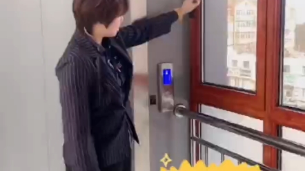 连廊方案案例分享,大理石地面与发纹不锈钢门套,吊顶灯采用红外线...