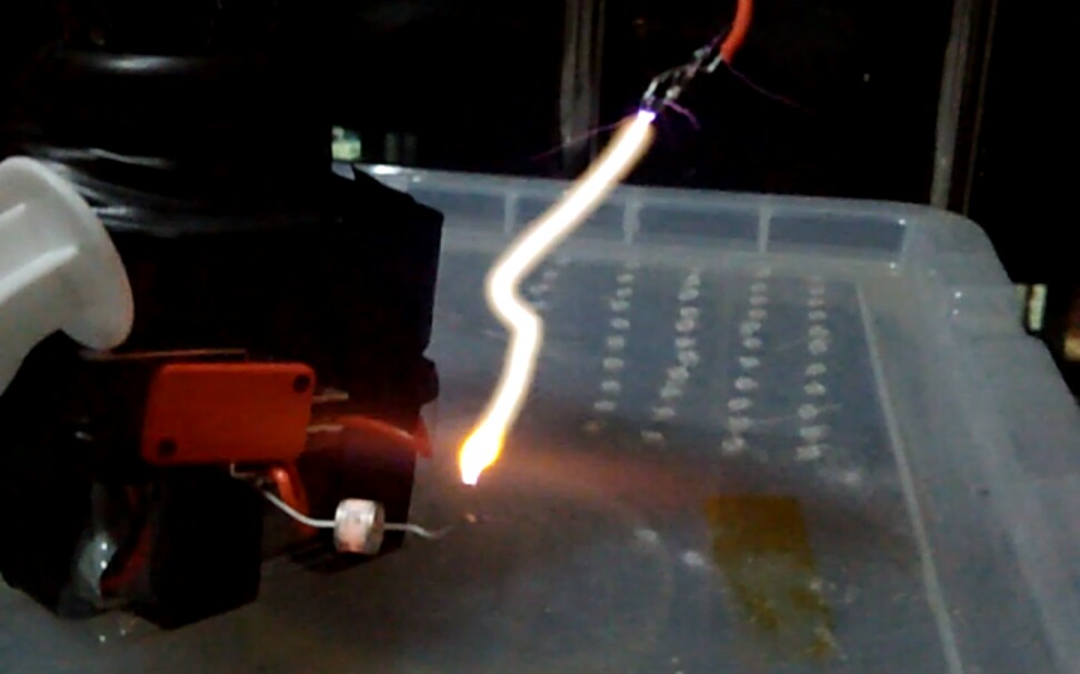 特斯拉线圈不接地线放电实验