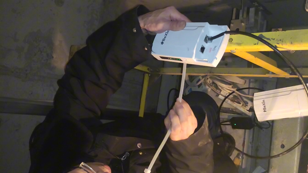 电梯随行电缆刮坏,今天拆除随行电缆,更换无线网桥