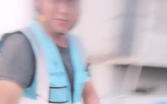 安全带这样用才对,一定要高挂低用,才能起到安全带应有的作用