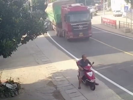 车上货物一定要捆扎牢固! #交通安全知识点 #事故案例警示