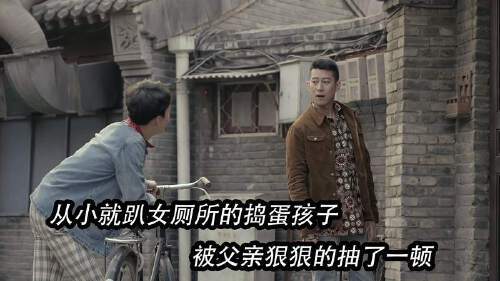 震惊!熊孩子竟趴女厕所玩耍,家长该如何正确引导?