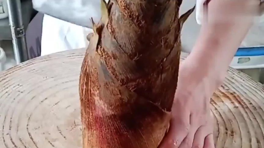 酒店大厨教你如何正确的切竹笋,大厨切的近乎完美,厉害!