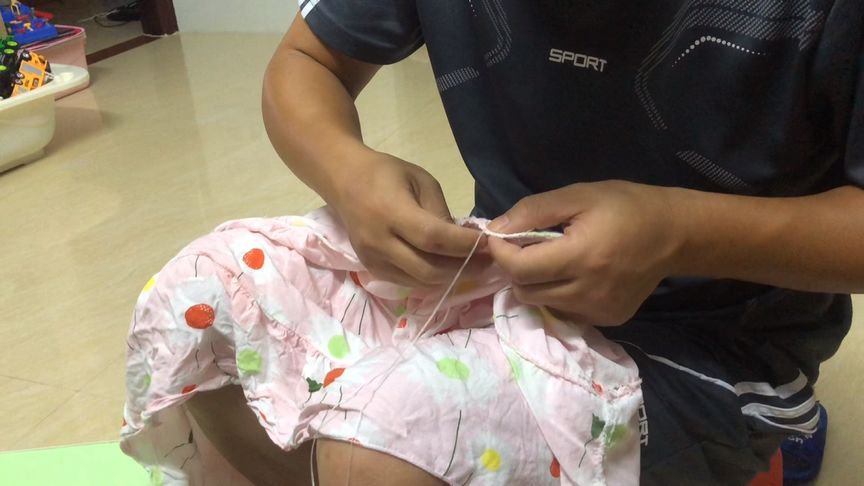这针线活挺快的,不知道小时候是不是经常给自己缝衣服。
